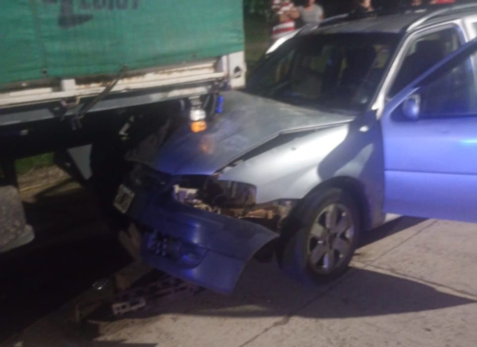Chocó Contra Un Camión Estacionado